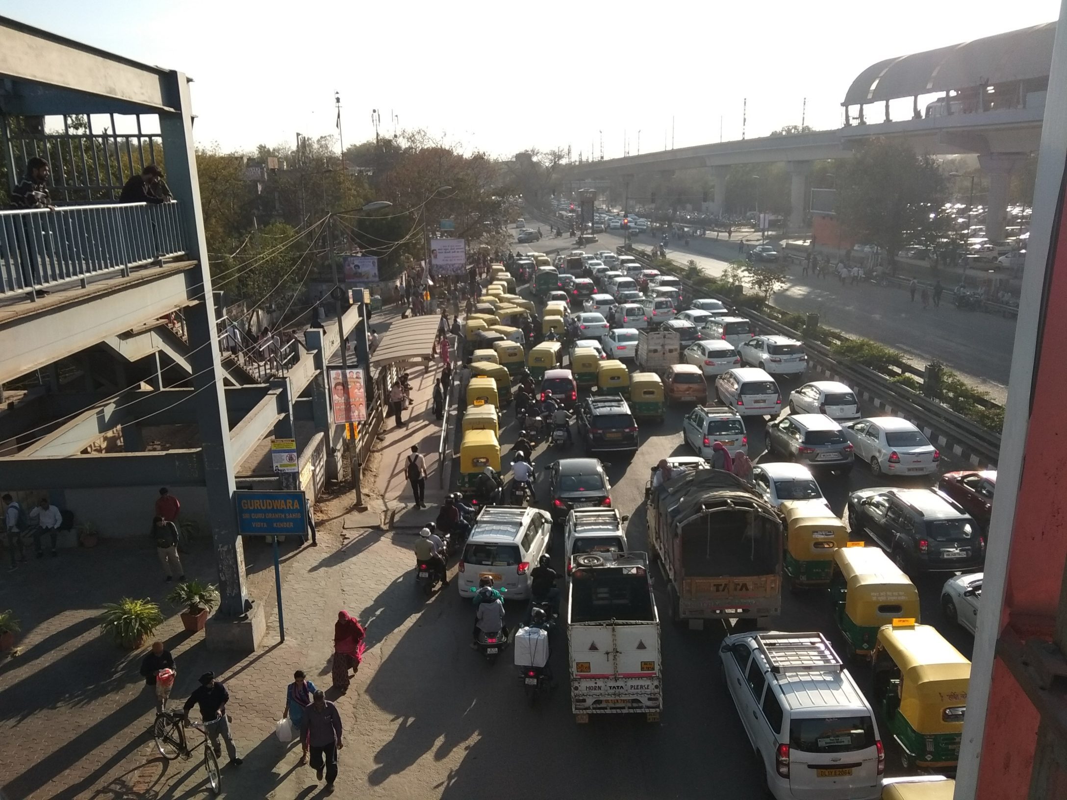 The traffic was so dense that everyone had begun to lean on the boots ...